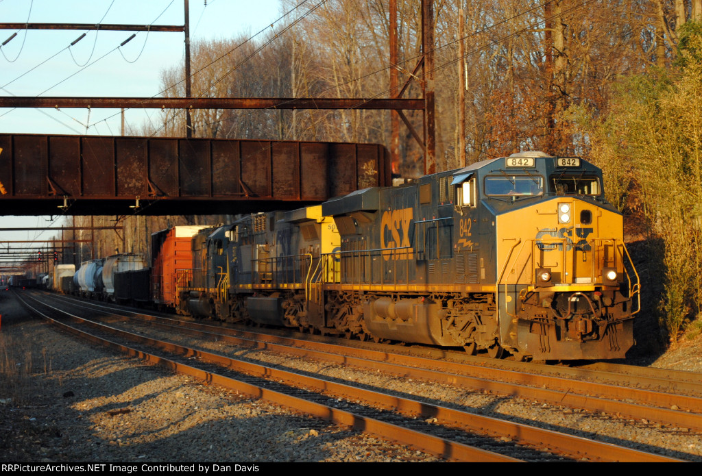 ES44AH 842 leads Q439-28